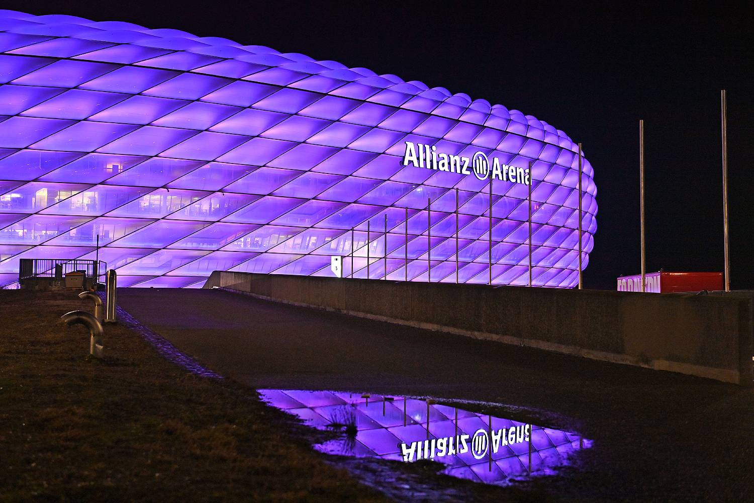 Surprising color! Why the Allianz Arena shines in purple - FCBinside ...