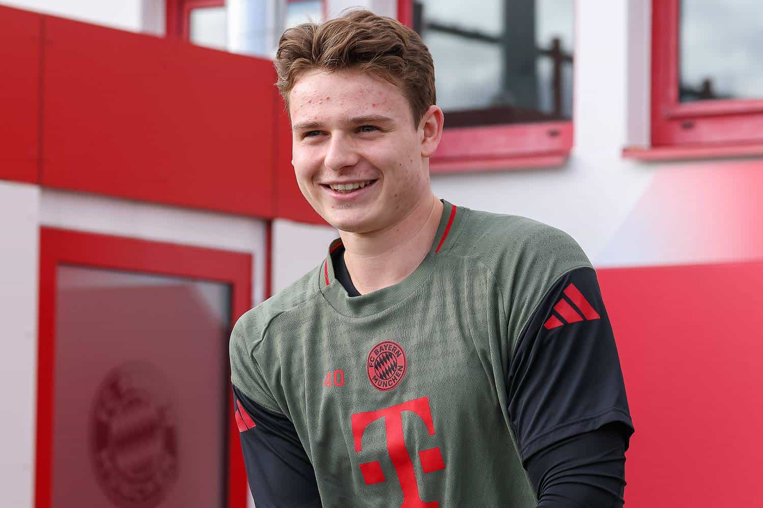 Neuer commits himself: Jonas Urbig will be FC Bayern's future number 1 ...
